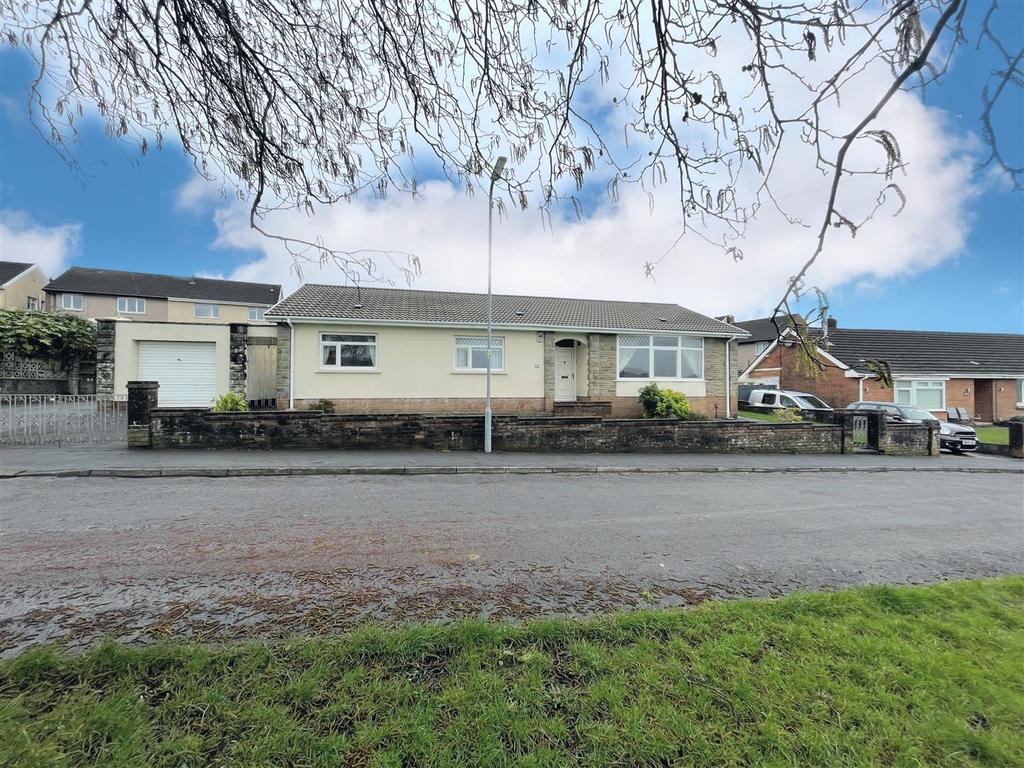 Cimla Common, Neath 3 bed detached bungalow - £269,950