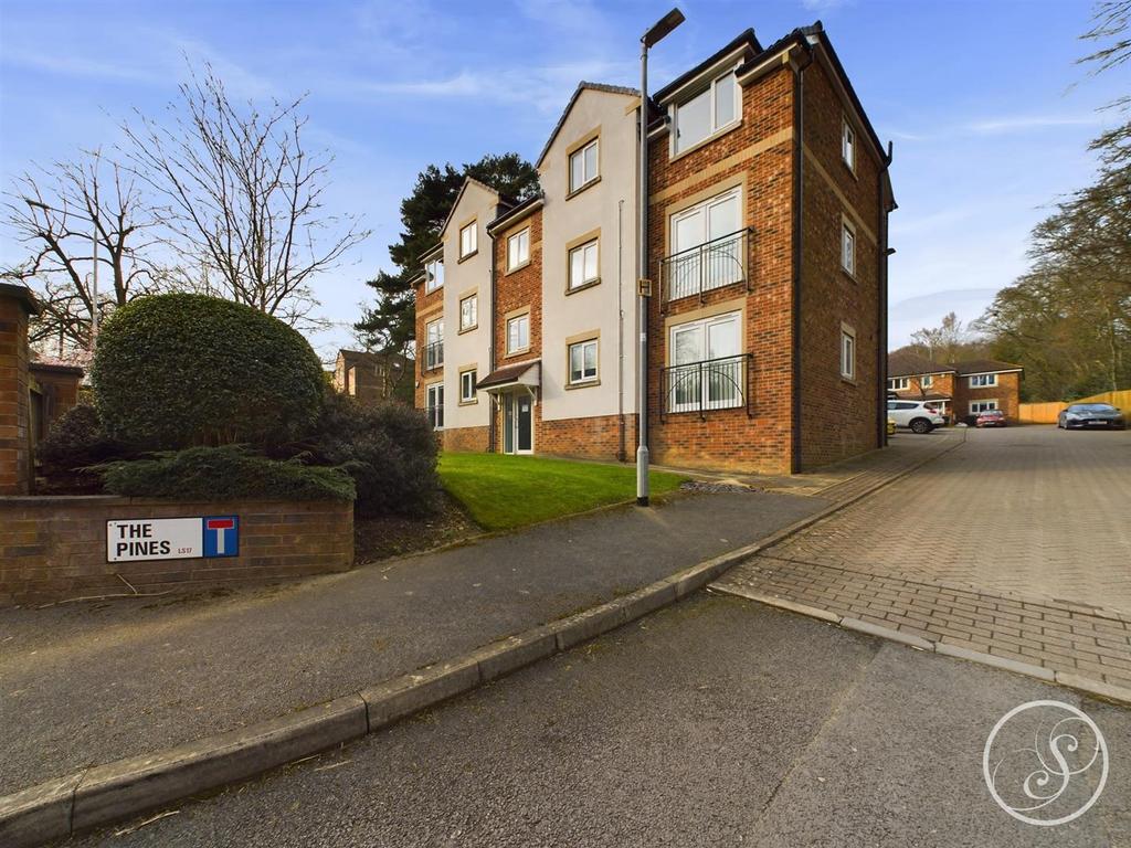 The Pines, Leeds 2 bed flat - £180,000