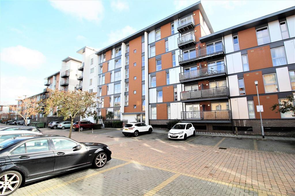 Commonwealth Drive, Crawley RH10 2 bed apartment - £1,395 pcm (£322 pw)