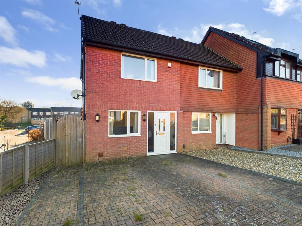 Middleton Way, Crawley RH11 1 bed end of terrace house - £269,950