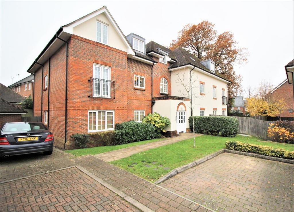 Maddox Drive, Crawley RH10 1 bed flat - £1,200 pcm (£277 pw)