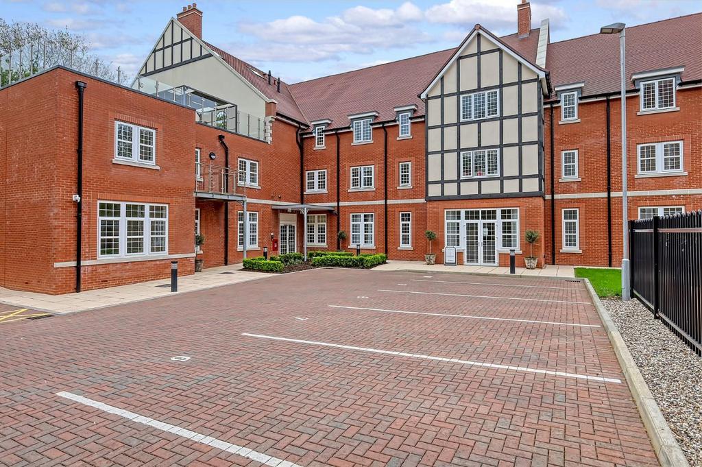 242 Lambourne Road, Chigwell IG7 2 bed apartment - £2,250 pcm (£519 pw)
