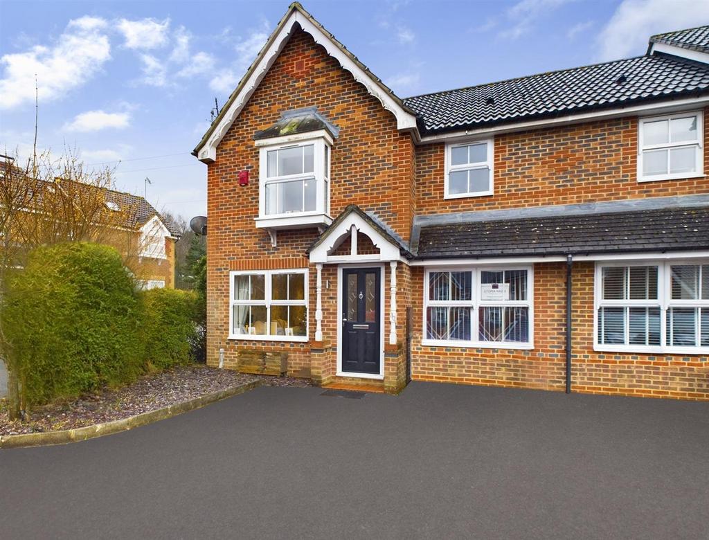 Peppard Road, Maidenbower RH10 3 bed end of terrace house - £450,000