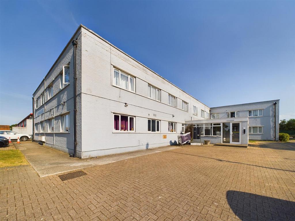 Gatwick Road, Crawley RH10 2 bed flat - £179,950