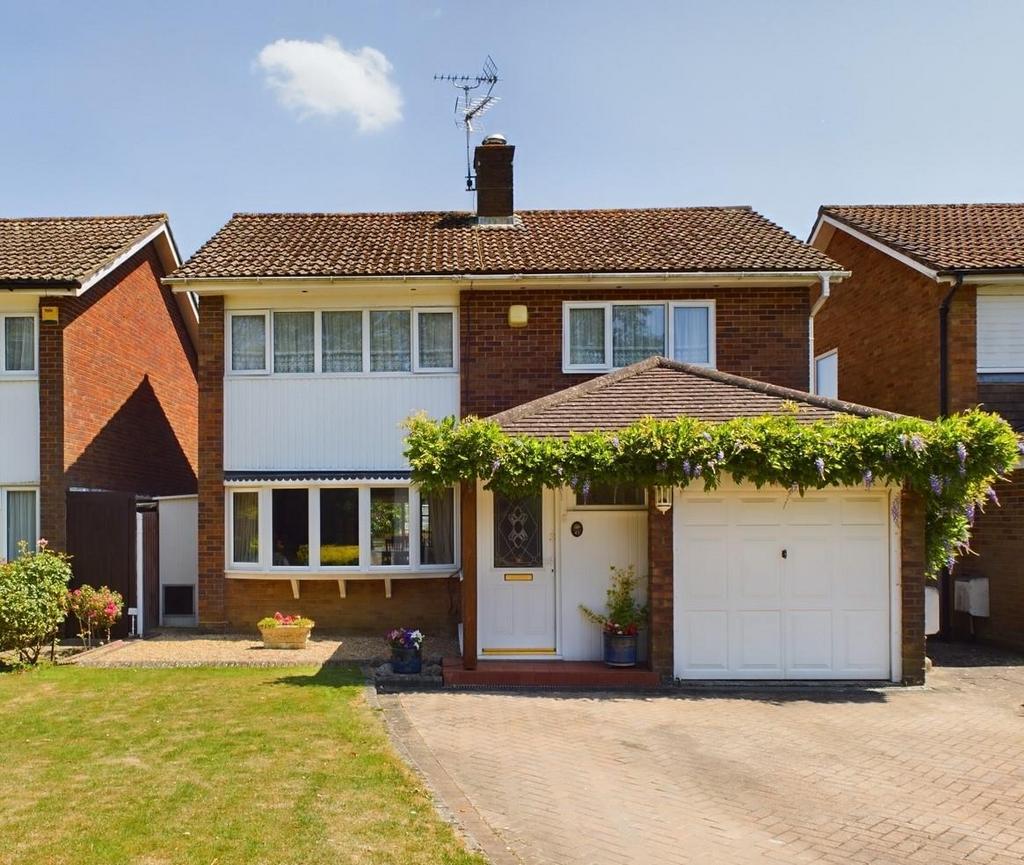 Rusper Road, Ifield RH11 4 bed detached house for sale - £599,950