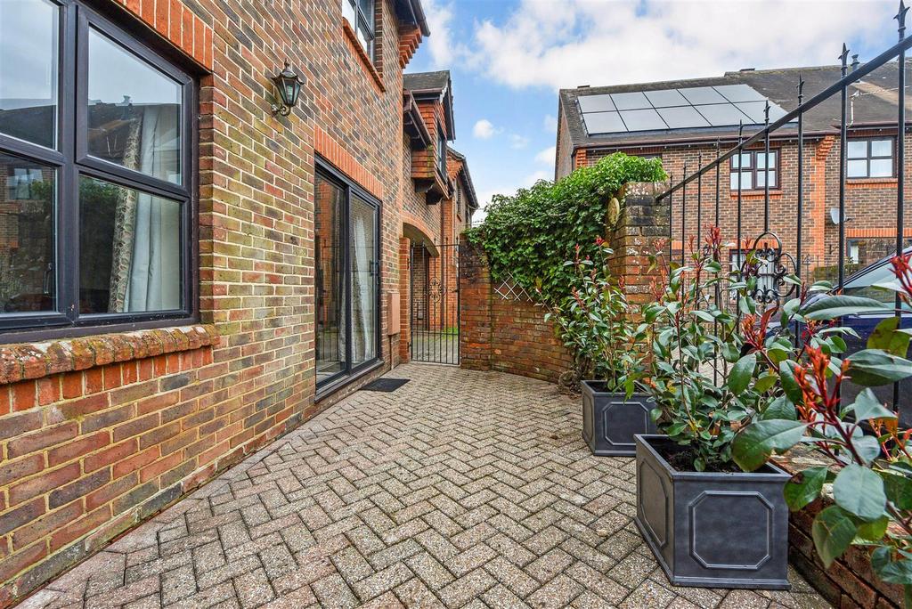 King George Avenue, Petersfield... 3 bed semi-detached house - £400,000