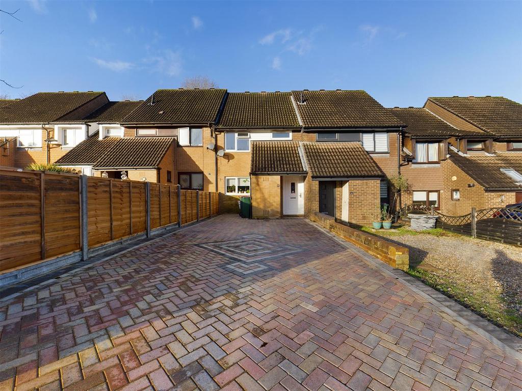 Birkdale Drive, Ifield West RH11 3 bed terraced house for sale - £350,000