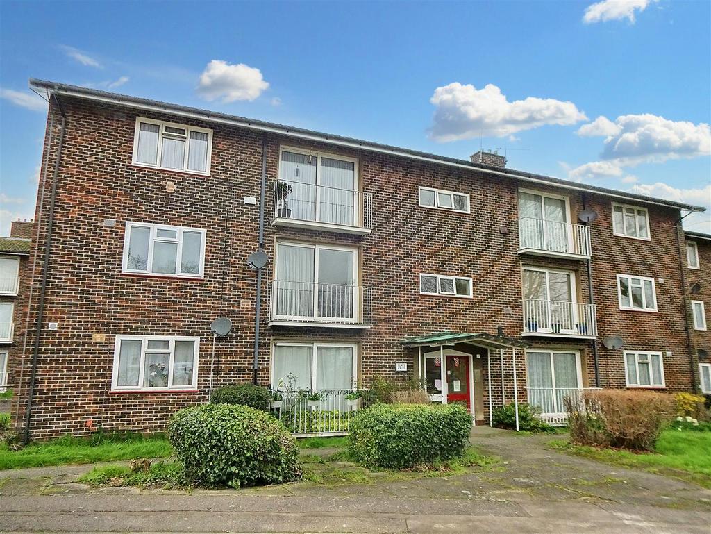 Oak Way, Crawley RH10 2 bed flat - £230,000