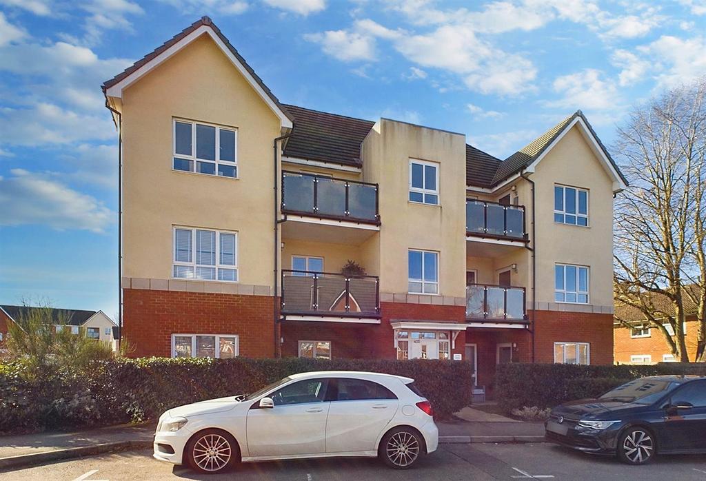 Bedivere Road, Ifield RH11 2 bed flat - £270,000