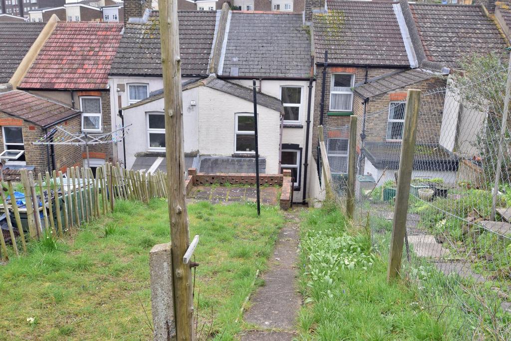 Castle Road, Chatham, ME4 3 bed terraced house for sale - £220,000