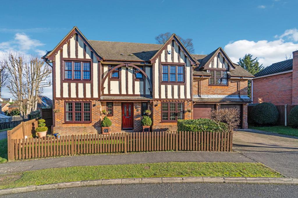 Cottage Close, Watford... 5 bed detached house - £1,395,000