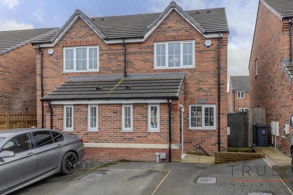 Cleckheaton BD19 2 bed semi-detached house for sale - £210,000