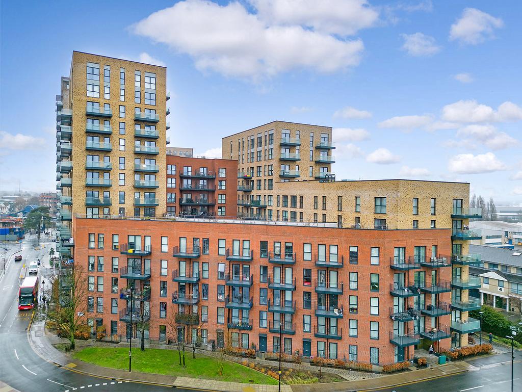 Middlesex UB2 2 bed flat - £425,000