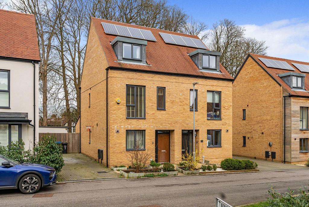 Philand Lane, Coulsdon CR5 3 bed semi-detached house - £600,000