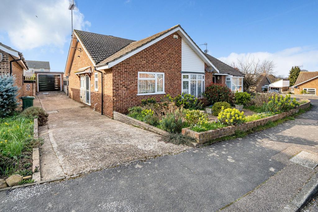 Arthur Salmon Close, Faversham, ME13 2 bed semi-detached bungalow - £ ...