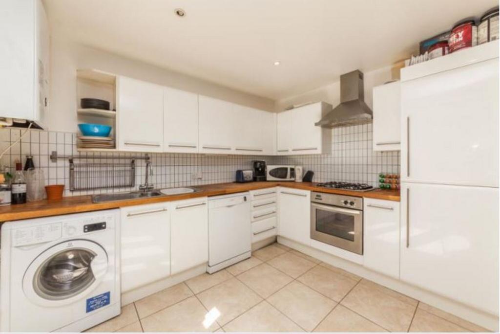 London SE27 4 bed end of terrace house - £2,500 pcm (£577 pw)