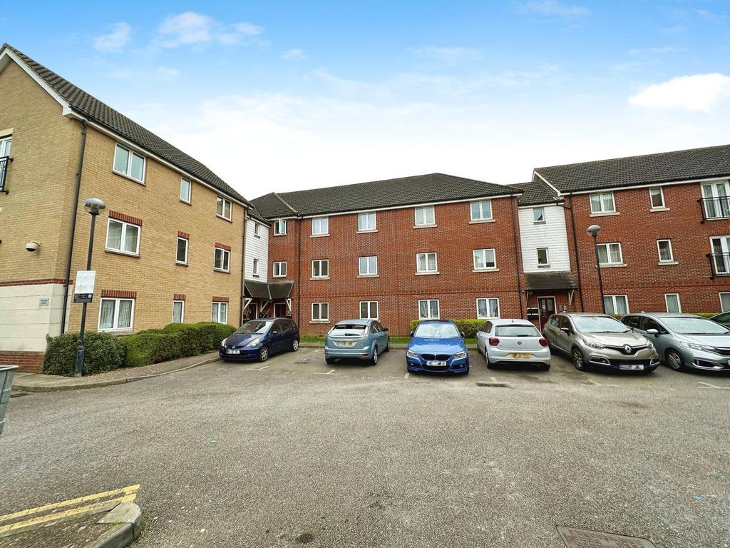 Glandford Way, CHADWELL HEATH, RM6 2 bed flat - £250,000