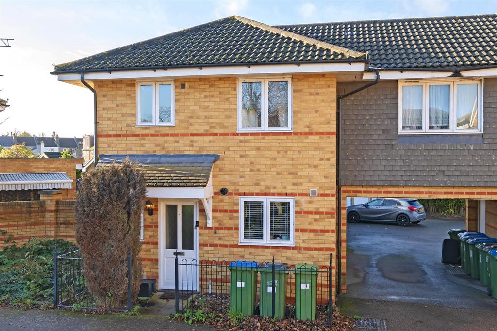 Stanley Close, London SE9 3 bed end of terrace house - £2,200 pcm (£508 pw)