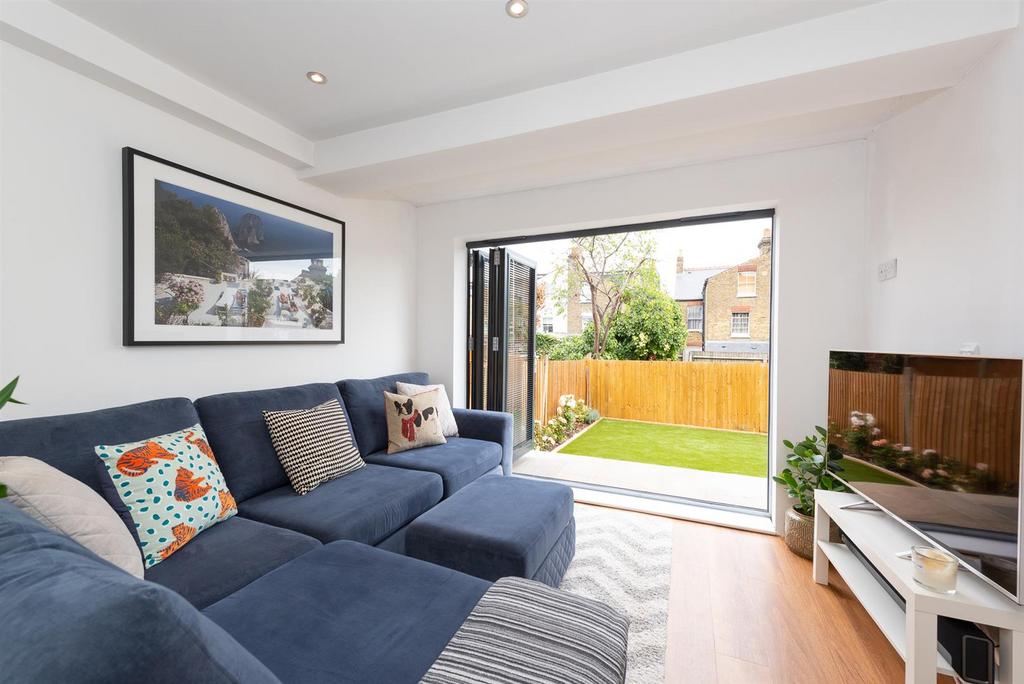 Thurlestone Road, London SE27 2 bed flat - £2,097 pcm (£484 pw)