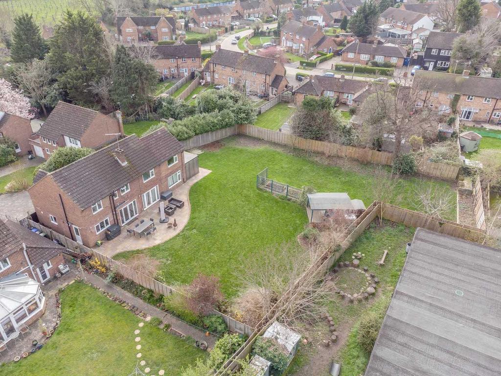 Lower Mead, Iver Heath SL0 6 bed detached house for sale - £1,000,000