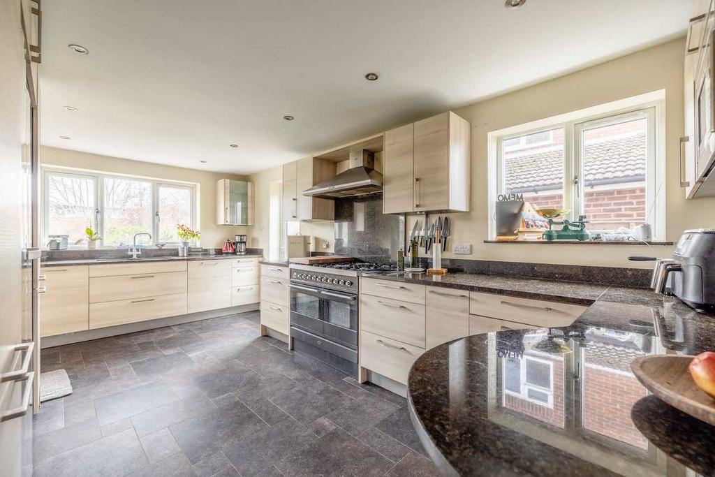 Lower Mead, Iver Heath SL0 6 bed detached house for sale - £1,000,000
