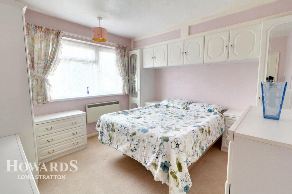 Manor Park Gardens, Long Stratton 2 bed semi-detached bungalow - £240,000