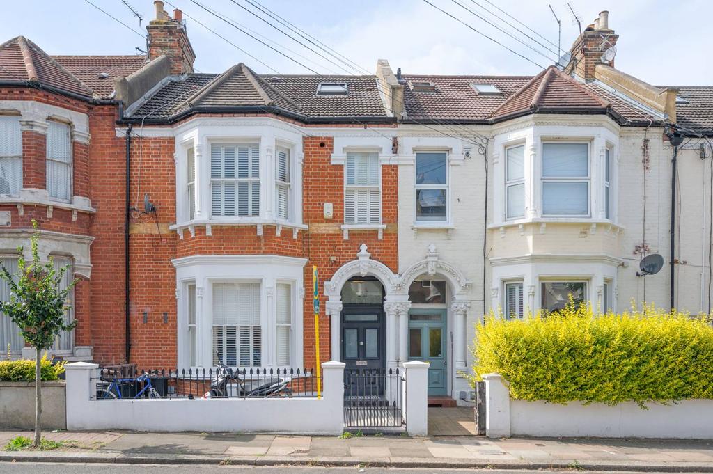 Carminia Road, Heaver Estate, London... 2 bed flat - £575,000