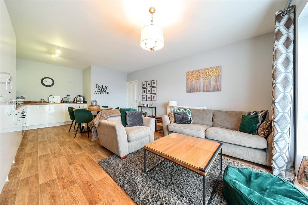 Percival House, Uxbridge UB10 2 bed apartment for sale - £350,000