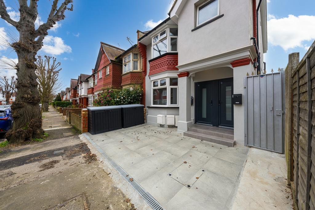 London W5 3 bed apartment - £3,000 pcm (£692 pw)