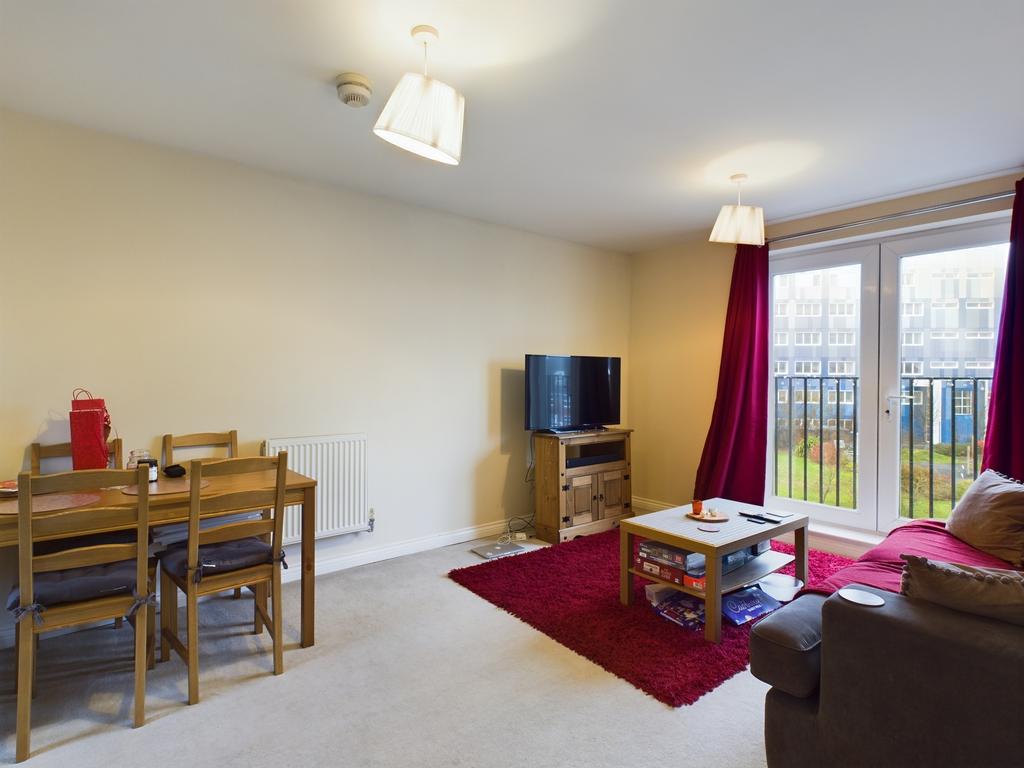 Tudor Crescent, Portsmouth PO6 2 bed flat for sale - £184,995