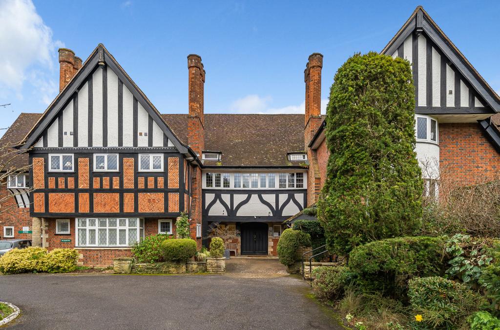 Copsem Lane, Oxshott, Surrey, KT10 2 bed apartment - £285,000
