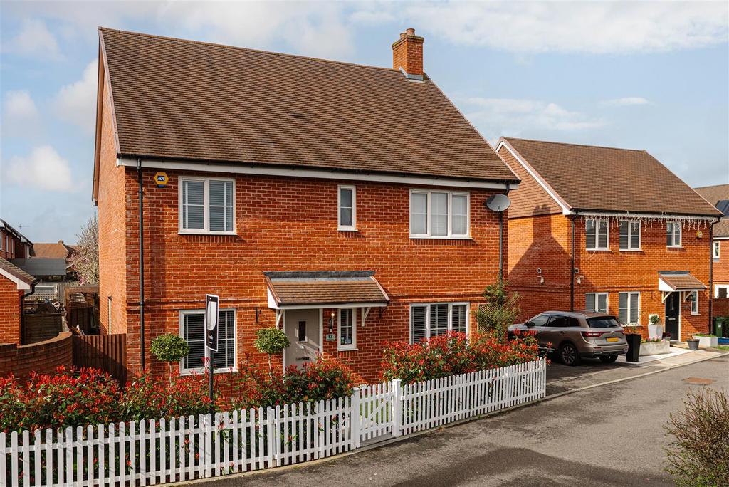 Tanner Crescent, Horley 4 bed house - £650,000