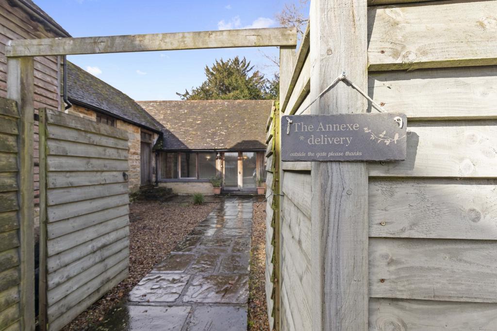 Street Lane, Ardingly RH17 3 bed barn conversion - £2,600 pcm (£600 pw)