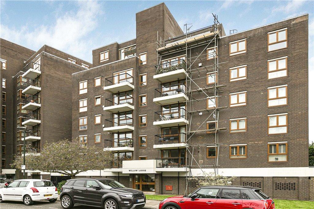 Warwick Drive, Putney, SW15 2 bed apartment - £1,900 pcm (£438 pw)
