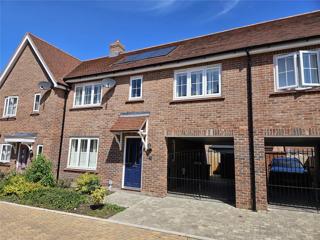 Partridge Way, Wickham, Fareham... 3 bed semi-detached house - £399,995
