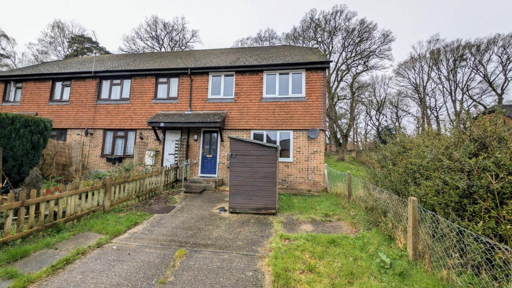 Kingfisher Close, Bordon GU35 3 bed end of terrace house - £280,000