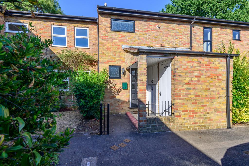 Alma Close, Knaphill, Woking, GU21 4 bed terraced house - £1,850 pcm (£ ...