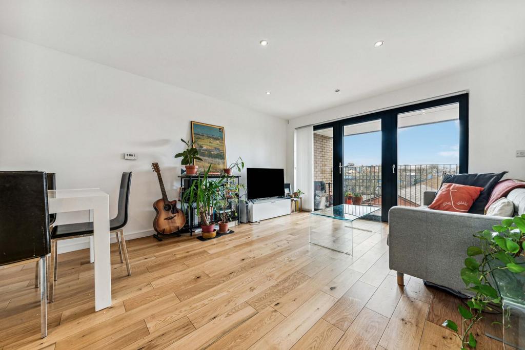 Cowley Road, SW9 1 bed flat - £415,000
