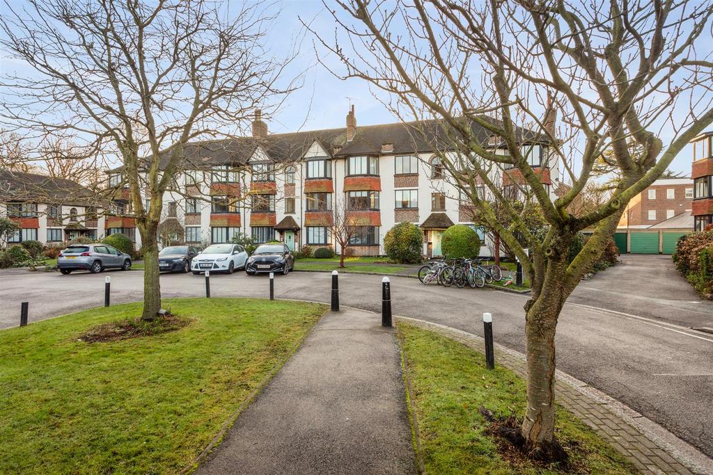 Forest Court, Snaresbrook 2 bed apartment for sale - £465,000
