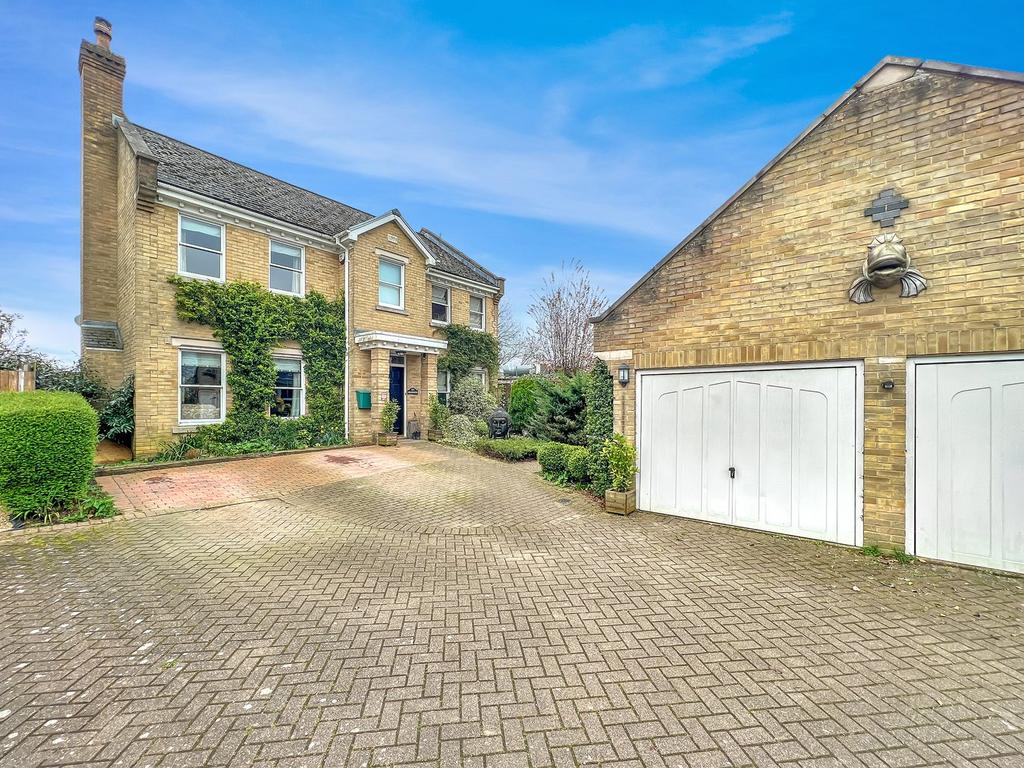 High Garrett, Braintree, CM7 5 bed detached house - £650,000
