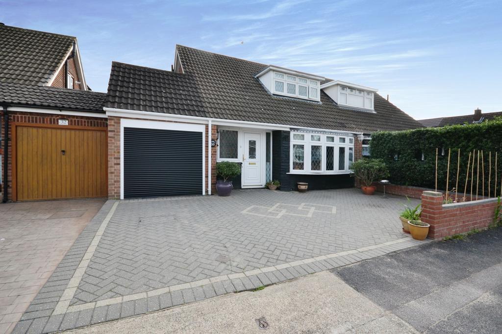 Branksome Close, Stanford-Le-Hope, SS17 3 bed semi-detached house - £ ...