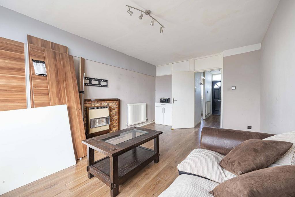 Barringer Square, Tooting Bec, London, SW17 2 bed flat for sale - £350,000