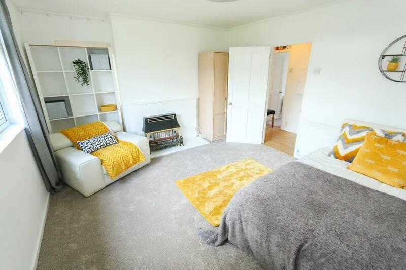 Scrutton Close, Clapham, SW12 3 bed flat to rent - £2,700 pcm (£623 pw)