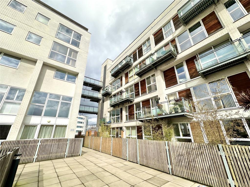 Broad Road, Trafford M33 2 bed apartment - £200,000