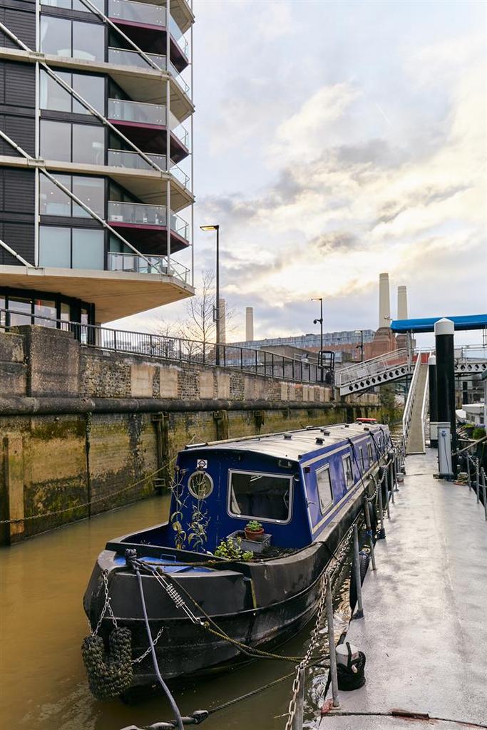 Nine Elms Pier, Nine Elms, SW11 2 bed houseboat - £110,000