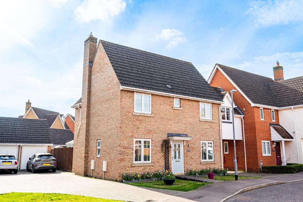Hazel Close, Dunmow, Essex 3 bed link detached house for sale - £450,000