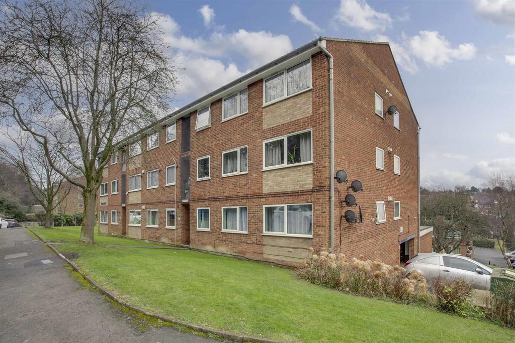 Windsor Drive, High Wycombe HP13 2 bed flat for sale - £230,000