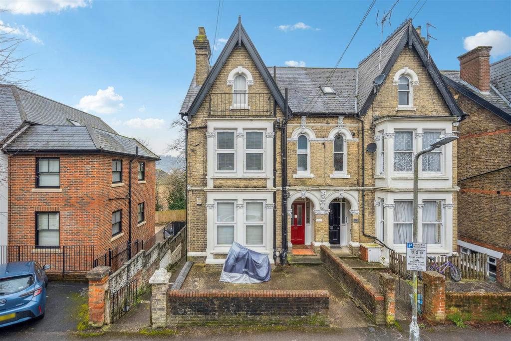 Priory Avenue, High Wycombe HP13 8 bed semi-detached house - £575,000