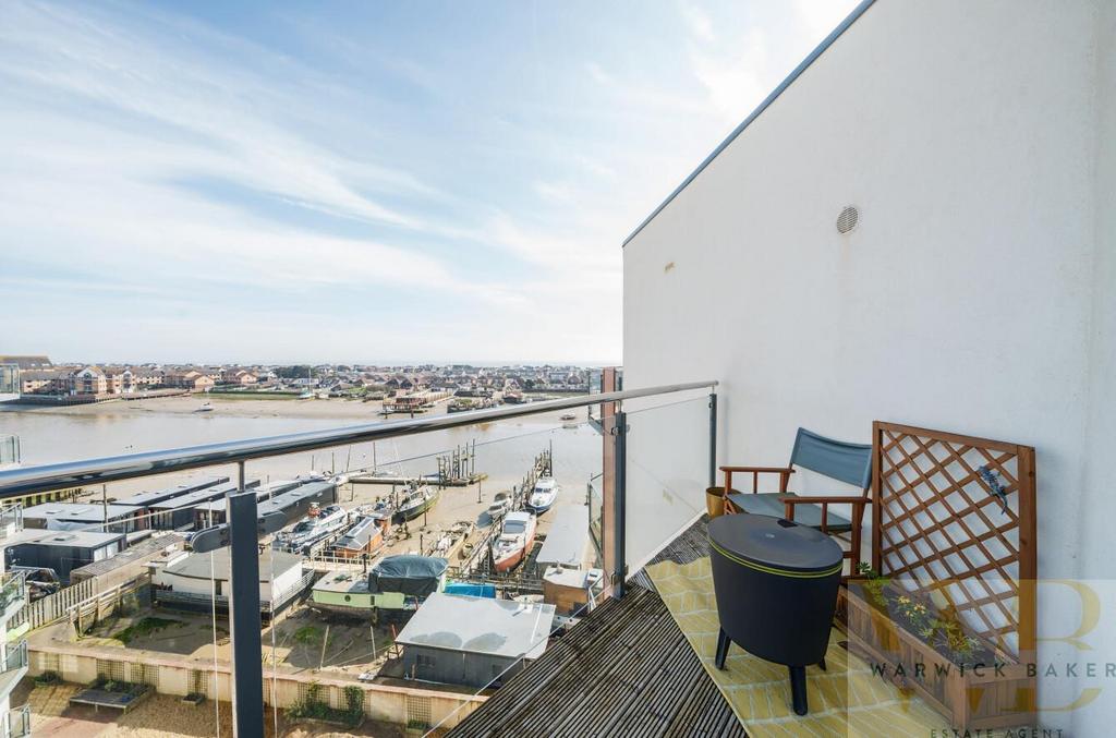 Mariner Point, Shoreham-By-Sea 2 bed flat - £393,950