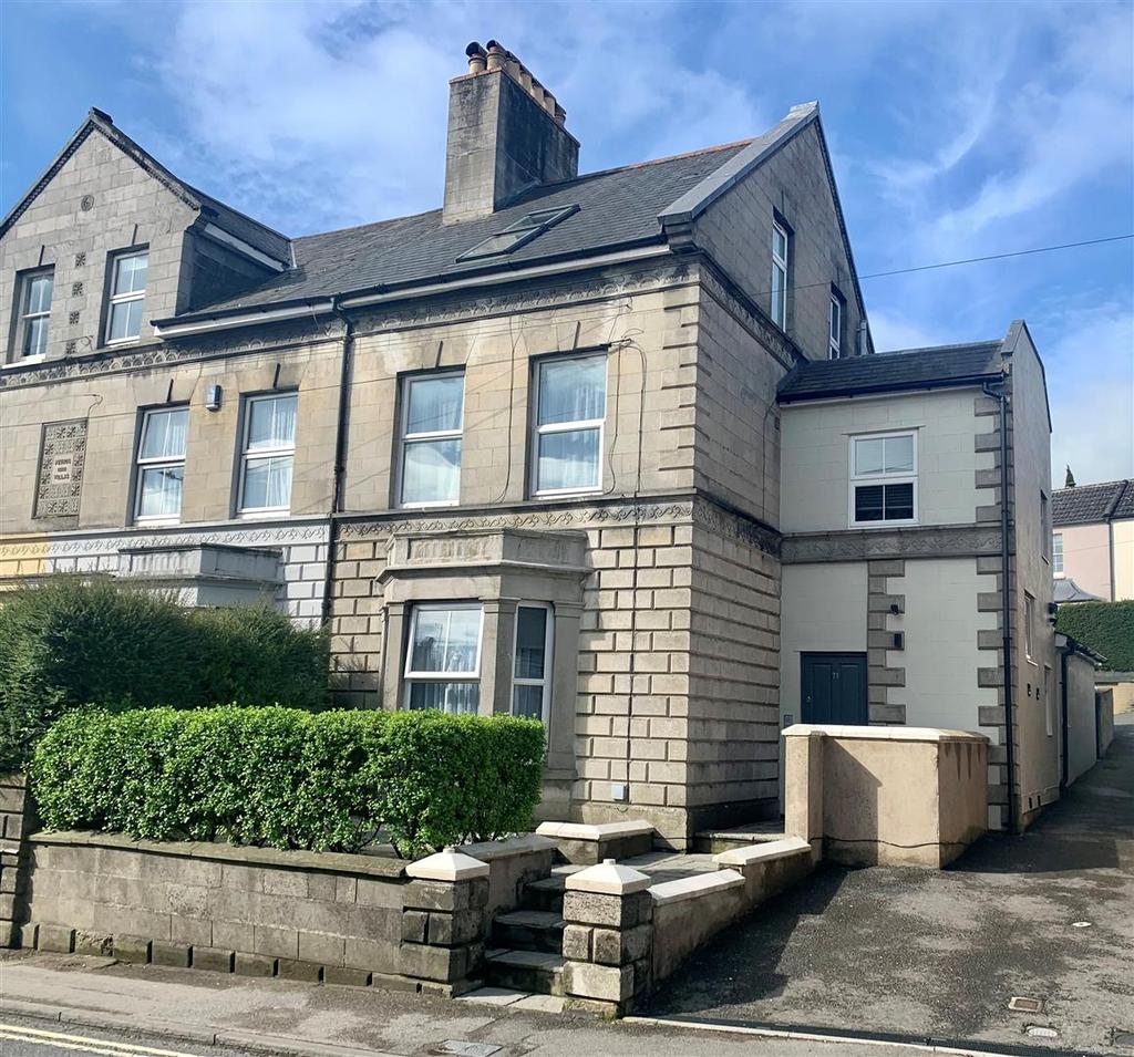 Devizes Road, Salisbury 1 bed flat - £155,000